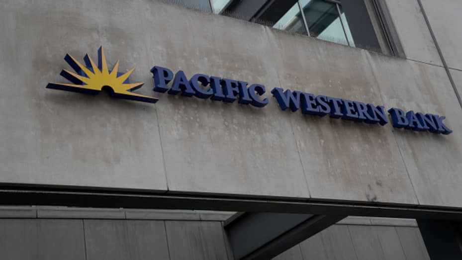 Trading In US Banks Halted As Financial Panic Spreads ...