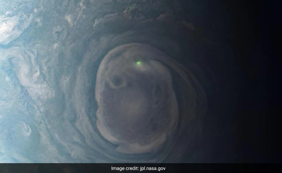 NASA Spacecraft Captures Lightning On Jupiter, Pic Is Viral ...