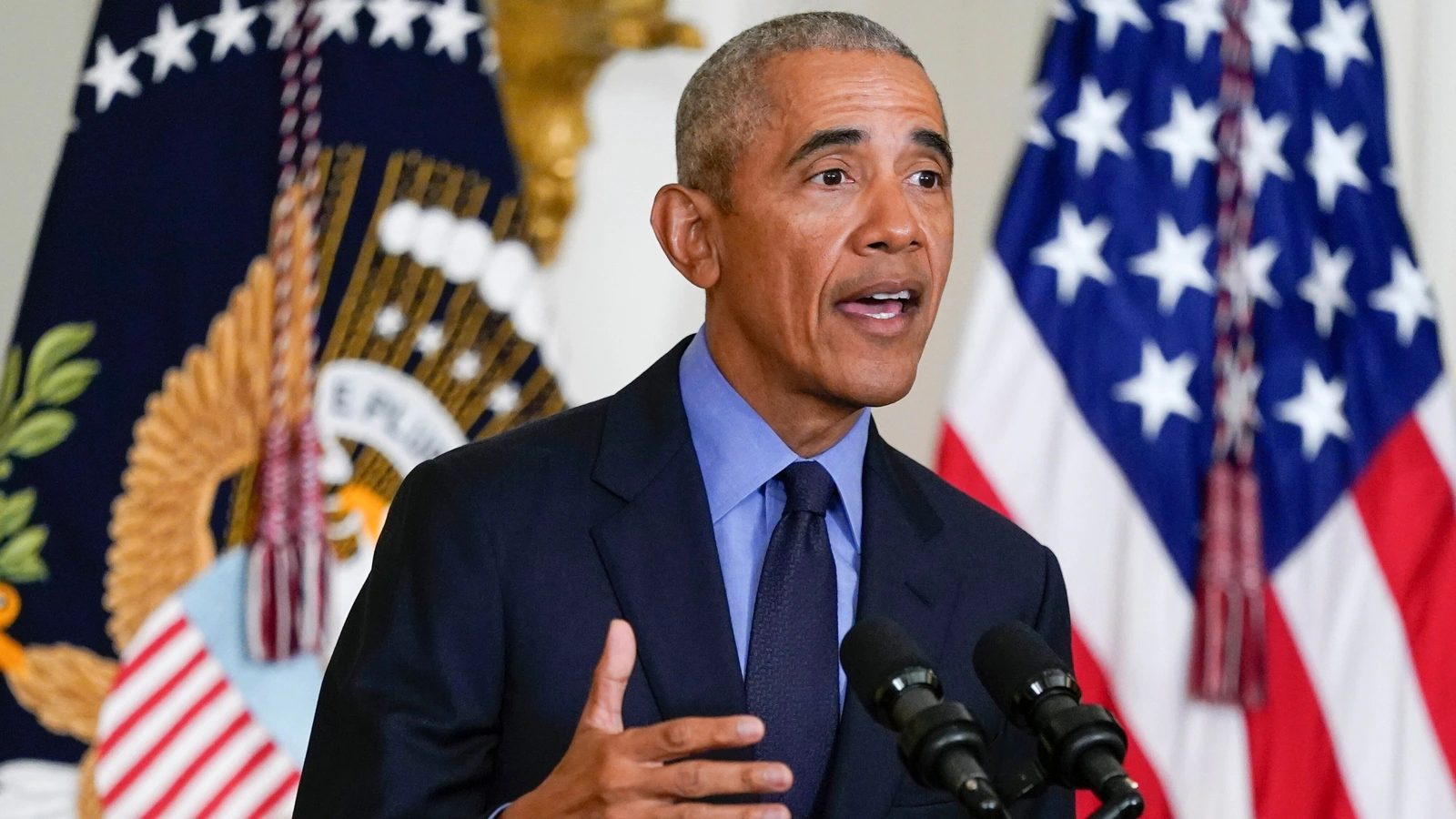 Obama Spotted With Bandaged Fingers, Days After Mysterious Death Of His ...